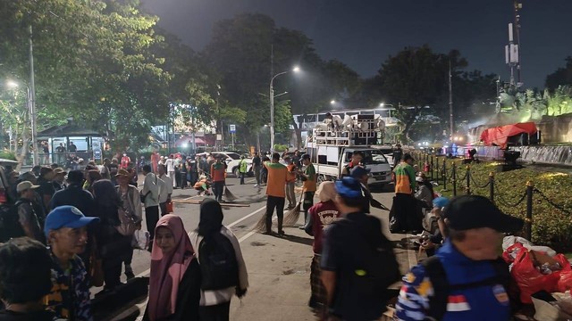 Demo di Patung Kuda Bubar, Jalan Medan Merdeka Barat Dibuka Kembali ... Demo di Patung Kuda Bubar, Jalan Medan Merdeka Barat Dibuka Kembali ...