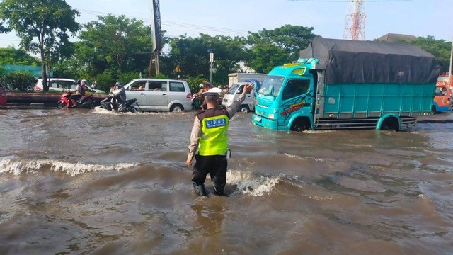 Jalan Raya Semarang-Demak Banjir, Mobil Kecil Tak Bisa Lewat | kumparan.com