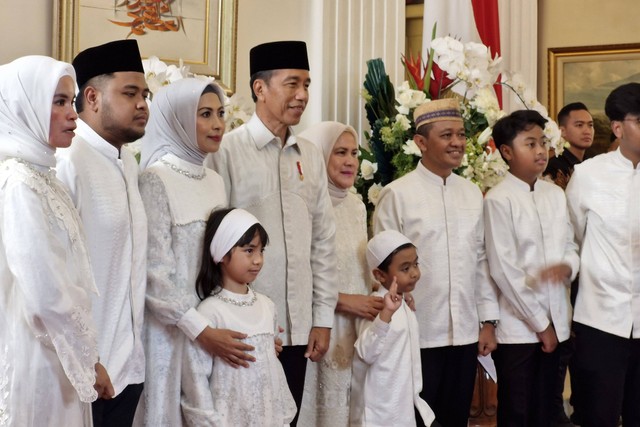 Jokowi Gelar Open House Lebaran Para Menteri Ikut Antre Dengan Warga