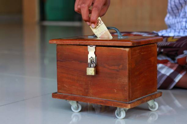 Hukum Mengeluarkan Infak atau Sedekah dan Keutamaannya | kumparan.com