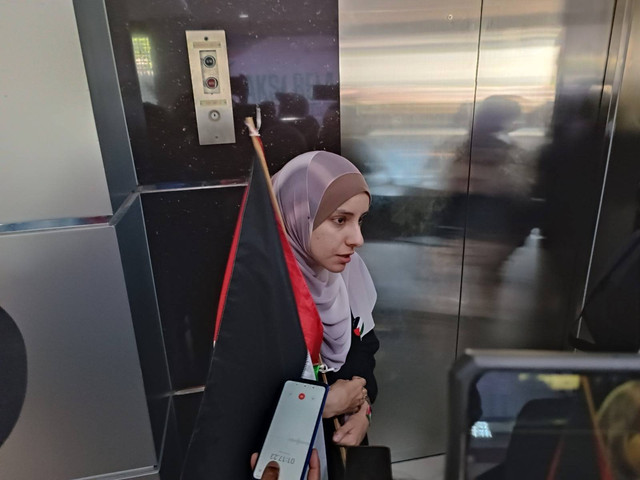 Mahasiswi S2 Asal Palestina Ikut Aksi di UM Surabaya: Saya Harap Kebebasan | kumparan.com