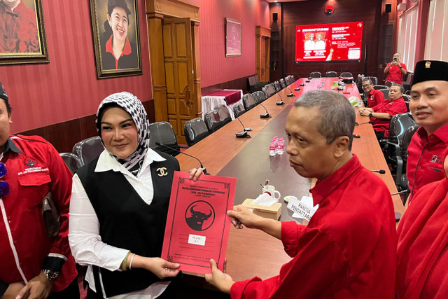 Bupati Klaten Ambil Formulir Pendaftaran Cawagub Jateng di PDIP | kumparan.com