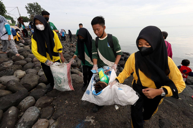 Buang Sampah Sembarangan di Surabaya Bisa Kena Sanksi Pidana Penjara 6 Bulan | kumparan.com