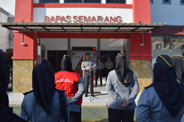 Dorong Peningkatan Kinerja, Kabapas Semarang Sarwito Berikan Reward ... Dorong Peningkatan Kinerja, Kabapas Semarang Sarwito Berikan Reward ...