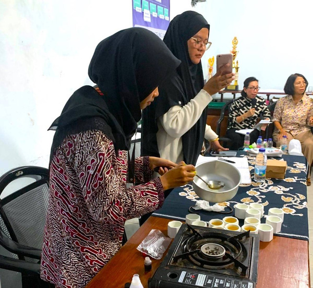 Limbah Minyak Bisa Disulap Jadi Lilin Aromaterapi | kumparan.com