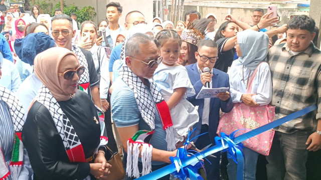 Pakai Syal Palestina, Zulhas Resmikan Garage Sale Blue Squad di Kantor ...