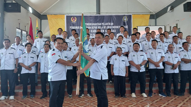 Dinakhodai Dian, Pengurus PSSI Sekadau Resmi Dilantik | kumparan.com