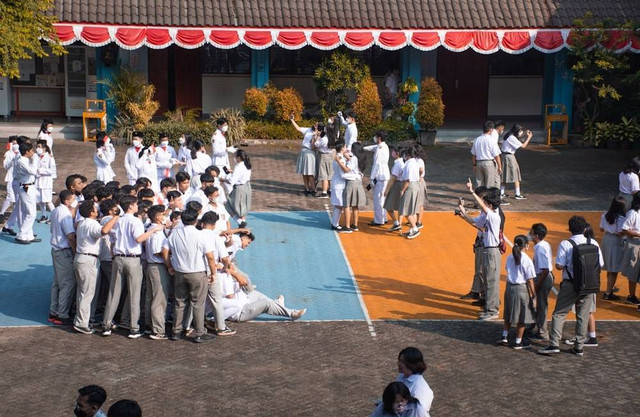 Jawaban yang Tepat untuk Mengisi Institusi Pendidikan | kumparan.com