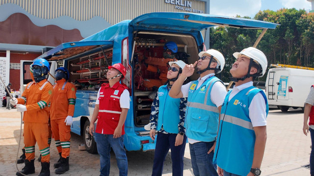 Tim PDKB PLN Kalbar Lakukan Pekerjaan Dalam Keadaan Listrik Bertegangan ...