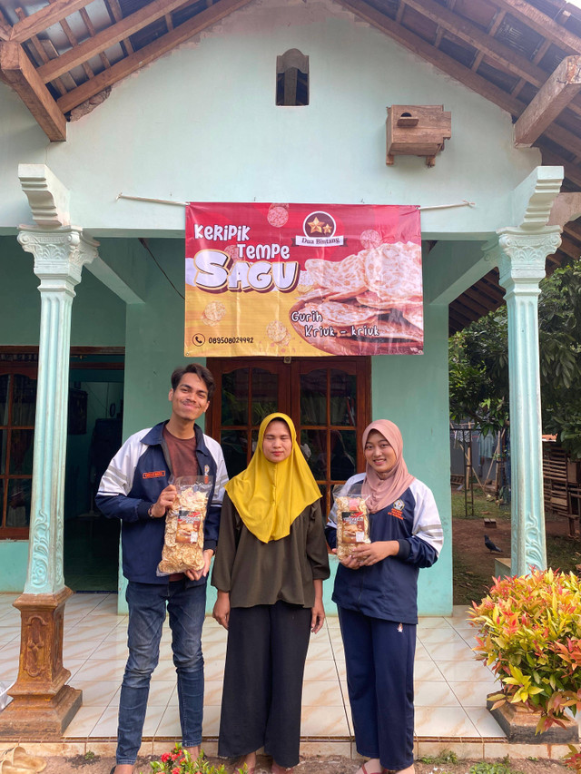 Strategi Kreatif Pemasaran: Mahasiswa KKN Undip Bantu UMKM dengan Banner Promosi | kumparan.com