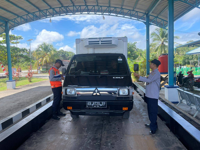 UPPKB Sintang Razia Angkutan Melebihi Tonase | kumparan.com