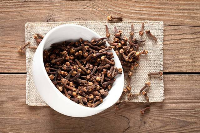 15 Manfaat Cengkeh untuk Kesehatan dan Obat Herbal | kumparan.com