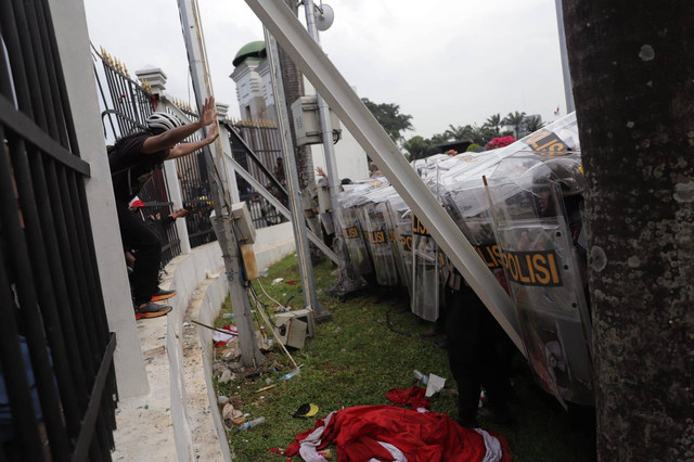 Demo Lagi di DPR dan KPU, Polisi Siagakan 4.716 Personel Pengamanan ...