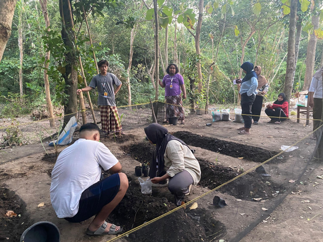 Mahasiswa KKN UAD Memanfaatkan Pekarangan Kosong Untuk Penanaman TOGA ...