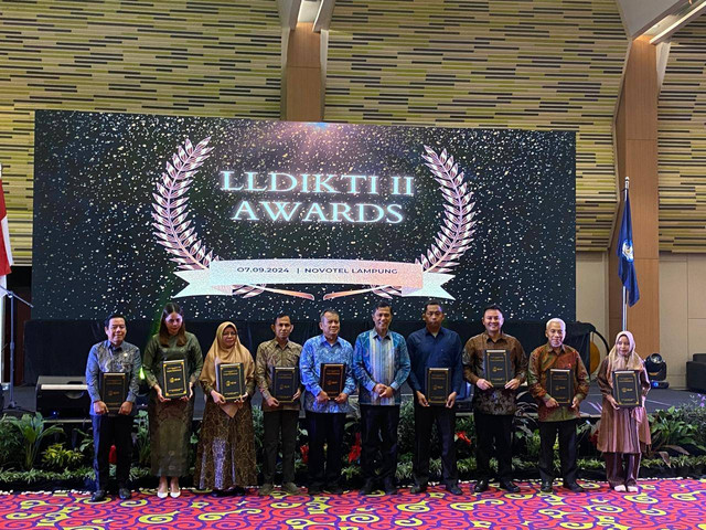 Universitas Multi Data Palembang Terima 2 Penghargaan LLDIKTI Awards ...