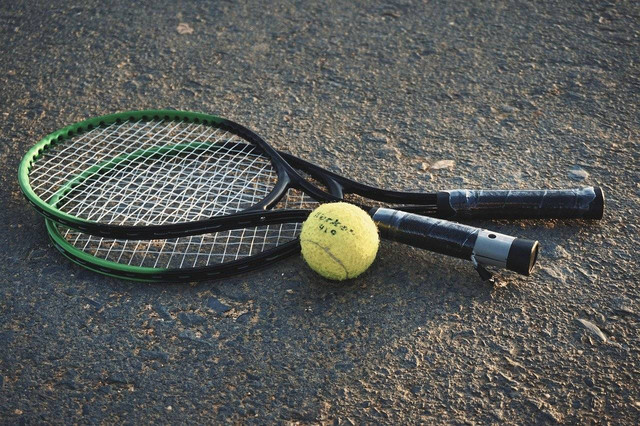 3 Cara Memilih Senar Raket Tenis Terbaik untuk Berolahraga | kumparan.com