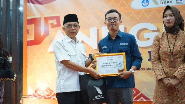 Lampung Geh Dapat Penghargaan Media Friends Terbaik pada Anugerah Humas ...