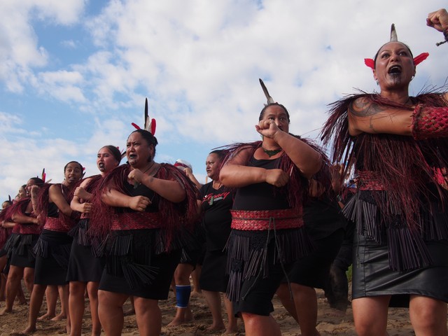 Menilik Asal-usul Tari Haka yang Diklaim Bule Bugil di Gunung Batur, Bali | kumparan.com