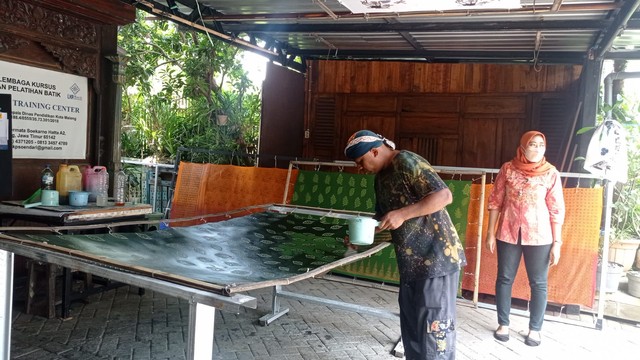 Soendari Batik & Art Malang, Galeri Batik dan Ruang Membatik Bagi Umum ...