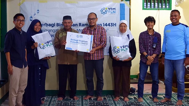 YBM PLN Suluttenggo Salurkan Bantuan ke Anak Yatim dan Dhuafa di Bulan Ramadhan | kumparan.com