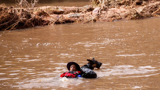 Foto: Tim SAR Menyusuri Sungai Cari Korban Banjir Bandang di Afrika ...