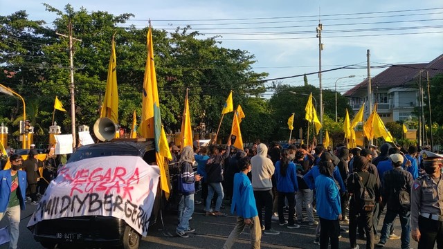 Mahasiswa PMII Gelar Aksi di Pertigaan UIN Yogya, Ditutup dengan Salat ...