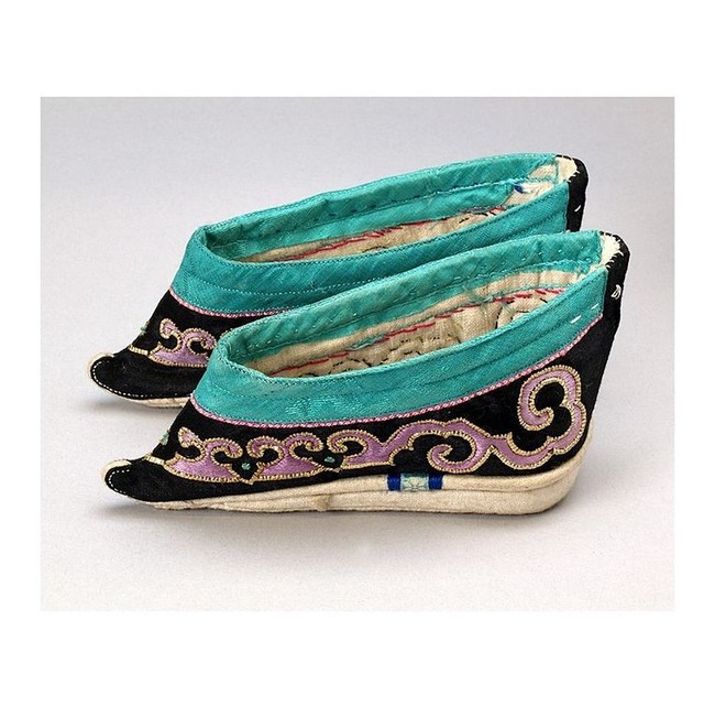 Klasik, Ini 5 Model Sepatu dan Sandal yang Populer di Zaman Dahulu ...