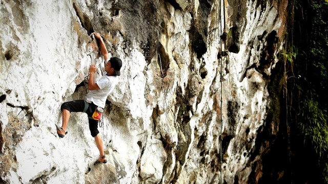 Foto: Atlet Panjat Tebing Aceh Latihan di Tebing Alam | kumparan.com