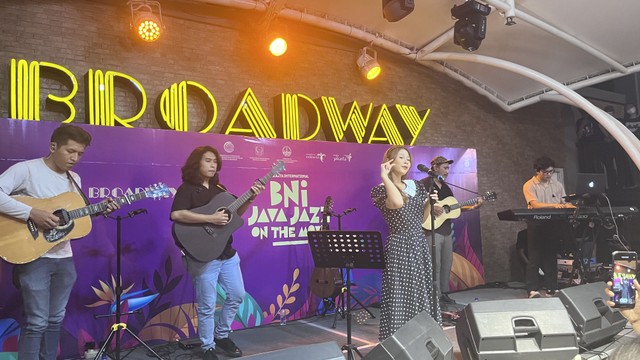 IDGITAF dan Nadin Amizah Tampil Syahdu di BNI Java Jazz On The Move ...