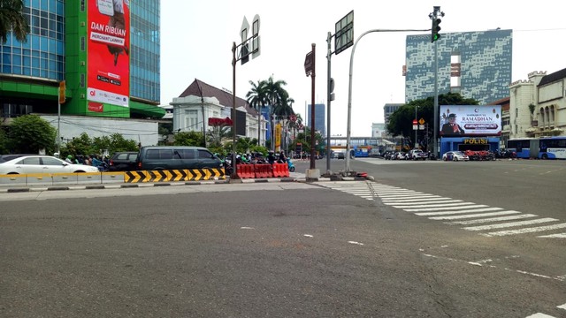 Massa Demo Bubar, Polisi Kembali Buka Ruas Jalan Harmoni-Medan Merdeka Barat | kumparan.com