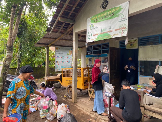 Raih Hasil Sosialisasi Kkn 214 Umy Praktikan Sistem Bank Sampah Di