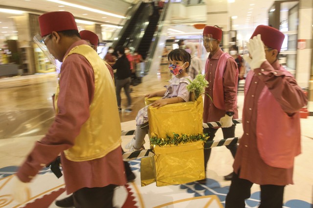 Foto: Serunya Berkeliling Mal dengan Tandu Bagaikan Raja dan Ratu ...