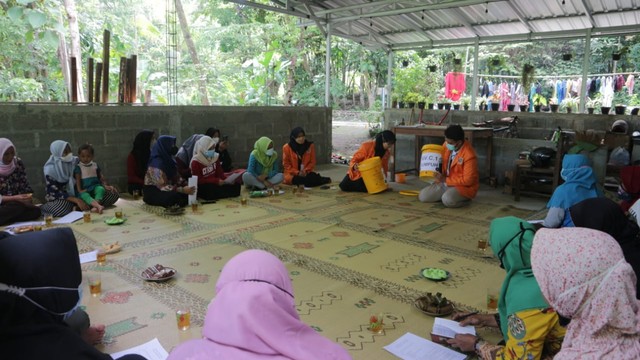 Mahasiswa KKN UAD Gelar Pelatihan Pengolahan Sampah Organik dengan ...