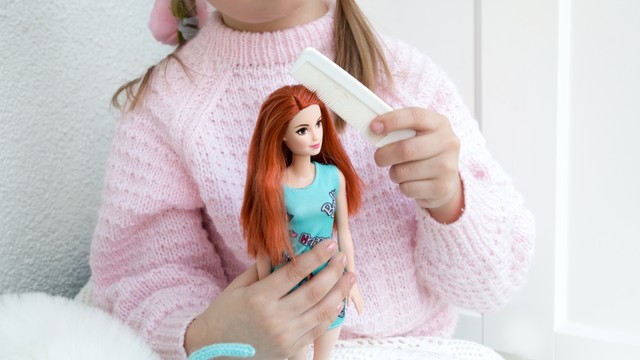 Catat Moms, Ini Cara Buat Rambut Boneka Barbie yang Kusut jadi Bagus ...