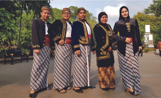 Keunikan Pakaian Adat Jawa Barat dan Aksesoris Pelengkapnya | kumparan.com