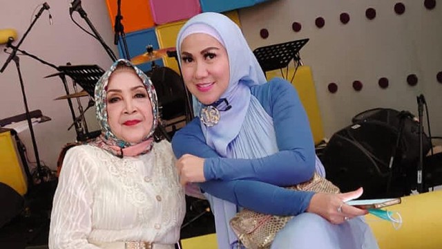 Ibu Ferry Irawan Alami Pecah Pembuluh Darah Mata Usai Anaknya Terjerat KDRT | kumparan.com