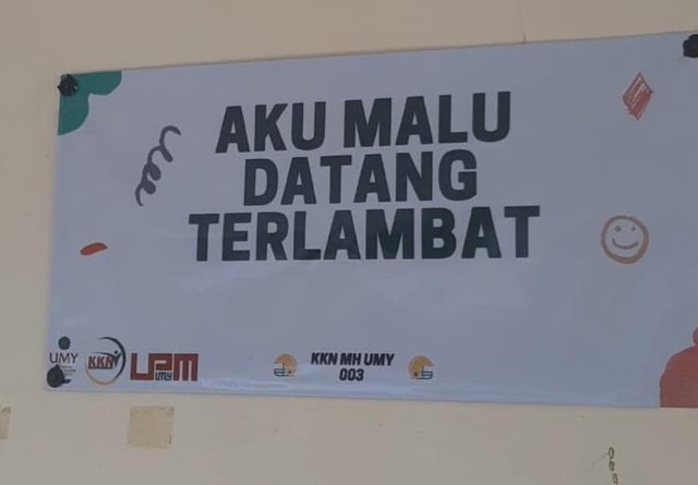 Pemasangan Slogan dan Buku Cerita Anak di TK ABA Tlogolelo | kumparan.com