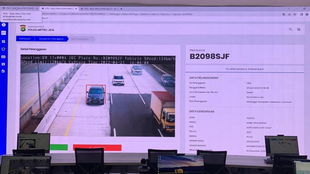 Melihat Ruangan Command Center PJR di Tol Jakarta-Cikampek KM 29 ...