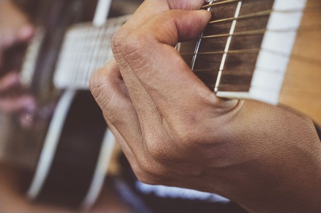 Cara Main Kunci Gitar Dasar untuk Mengiringi Lagu dengan Merdu ...