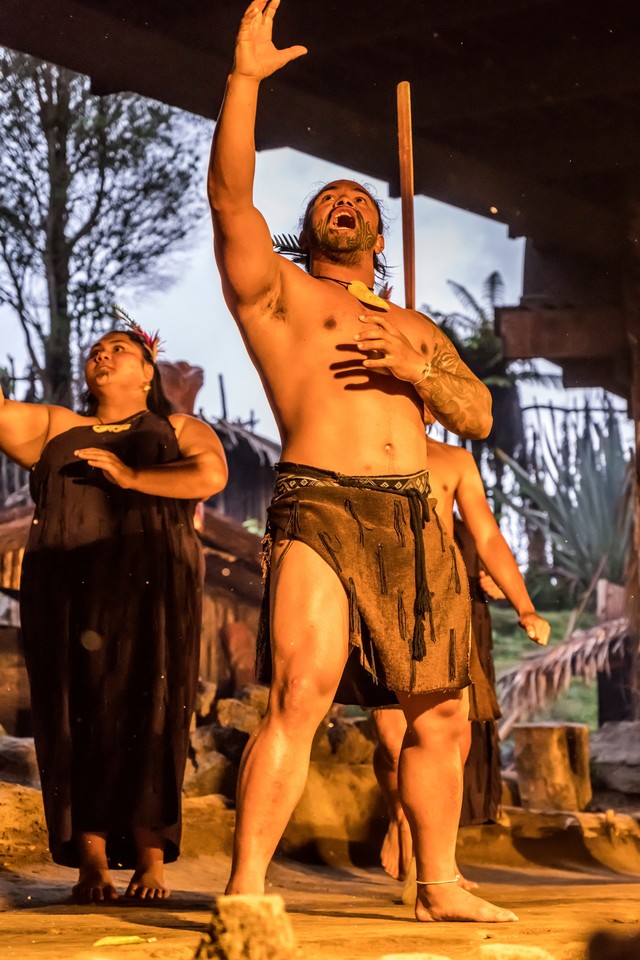 Menilik Asal-usul Tari Haka yang Diklaim Bule Bugil di Gunung Batur, Bali | kumparan.com