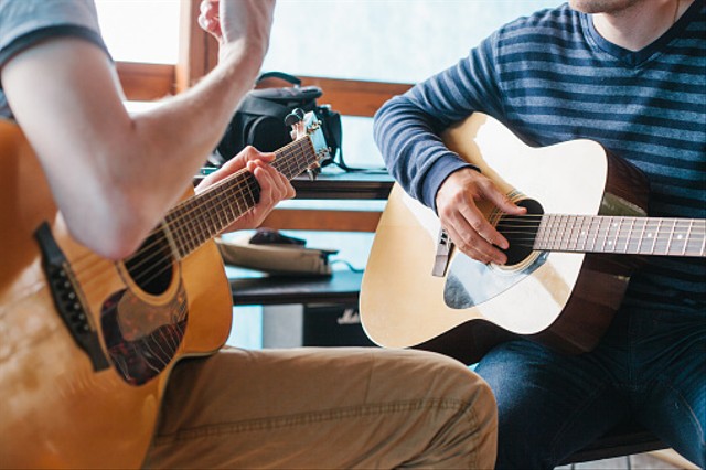 Cara Cepat Main Gitar tanpa Guru Lengkap dengan Tips Jitunya | kumparan.com