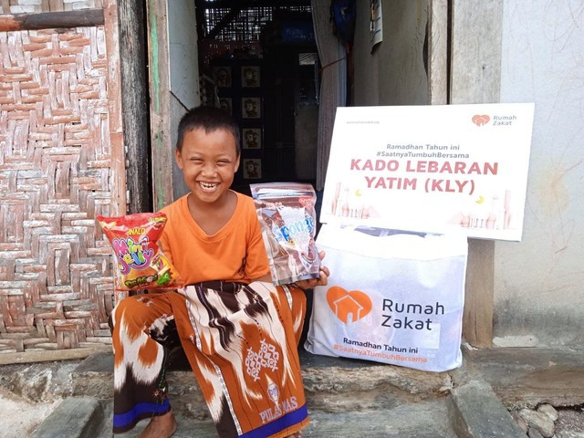 Hadirkan Kebahagiaan, Rumah Zakat Salurkan Paket Kado Lebaran Yatim ...
