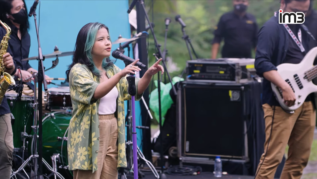 Hindia hingga The Panturas Hangatkan Bandung di Intimate Gigs ...