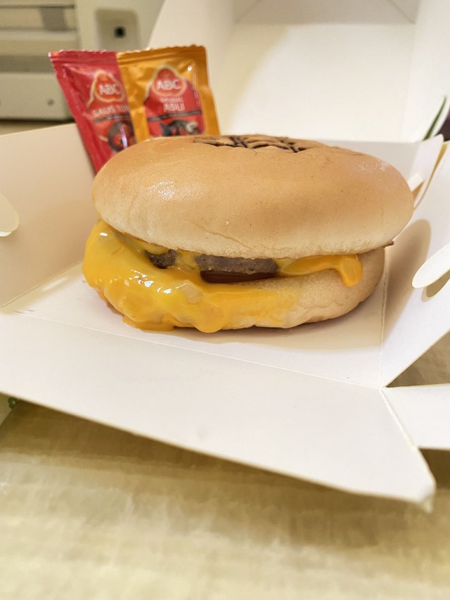 Makanan Artis: Review Burger Bangor Denny Sumargo vs Traffic Bun Fadil ...