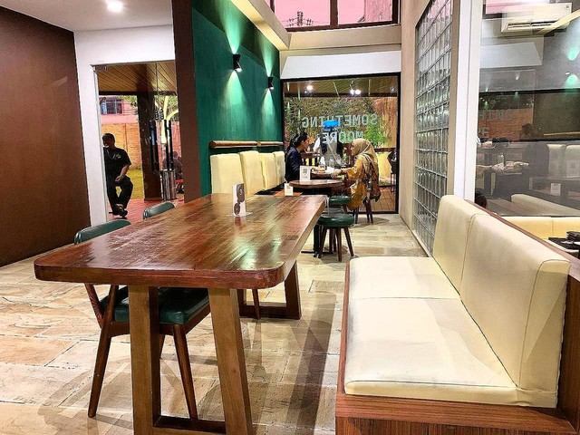 Moore Coffee and Pastry: Cafe Berkonsep Industrial dan Open Space yang ...
