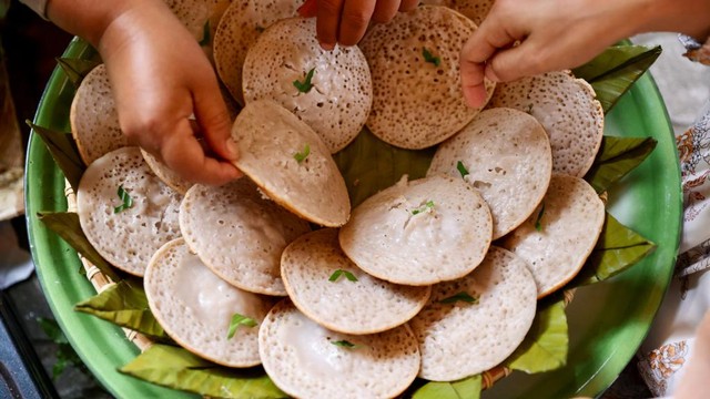 Foto: Melihat Teut Apam, Pembuatan Makanan Tradisional Khas Aceh ...