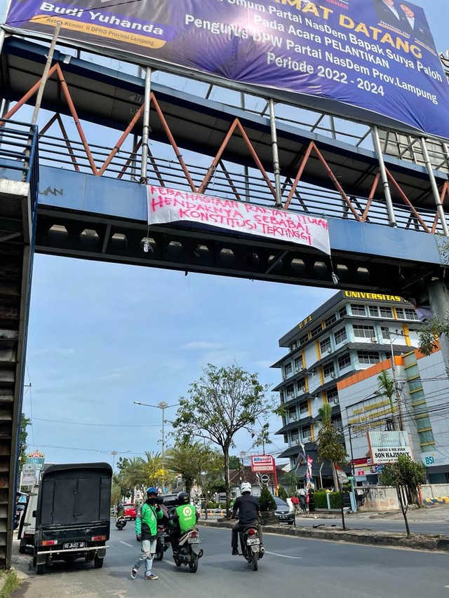 Jelang Aksi 21 April, Banner Kritisi Pemerintah Mulai Terlihat di ...