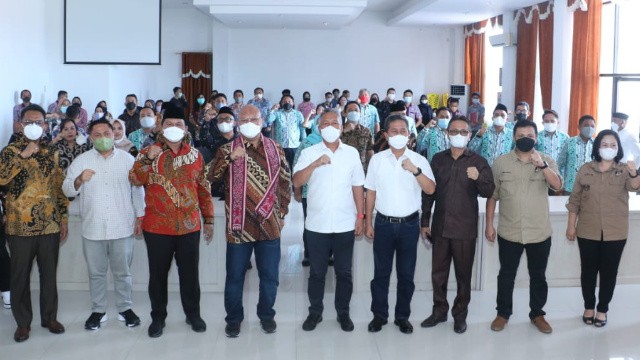 Bupati Minahasa Selatan Tandatangani BAST dan NPHD dengan KPU | kumparan.com