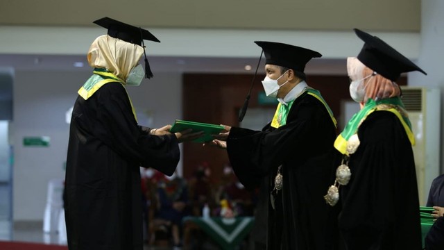 107 Mahasiswa UNISA Diwisuda Secara Hybrid | kumparan.com