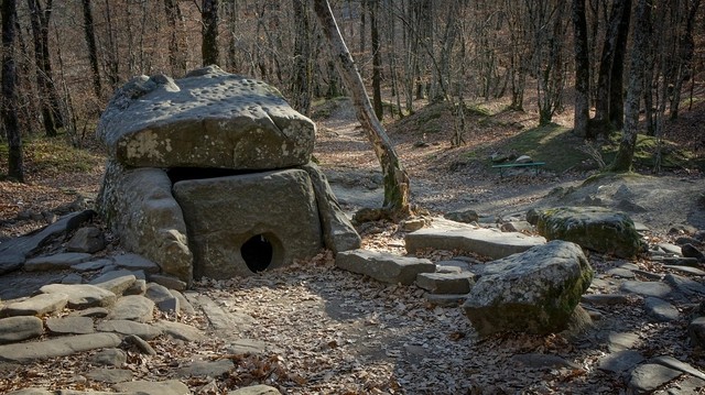 Pengertian Dolmen, Sejarah, dan Lokasi Penemuannya | kumparan.com